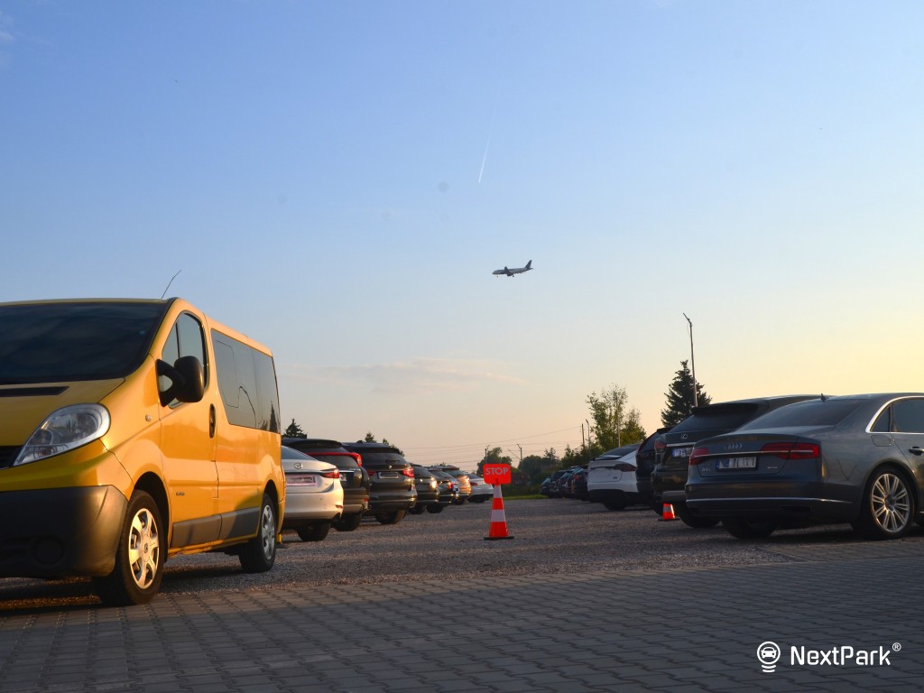 Royal Parking | Airport car park Warsaw Chopin - NextPark